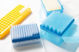 How do you calculate injection mold tonnage?