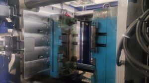 How do you calculate injection mold tonnage?